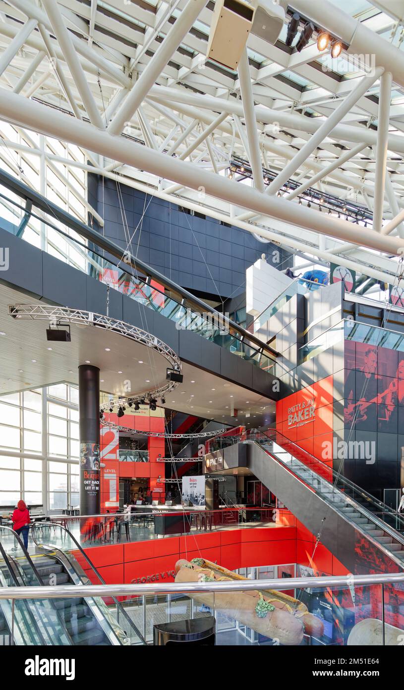 Un atrium de cinq étages domine le Rock and Roll Hall of Fame. Une ...