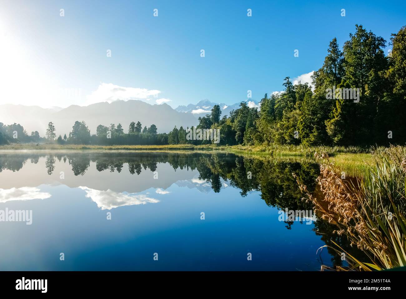 Réflexions dans le lac Mathieson entouré par le Bush naturel et la ...