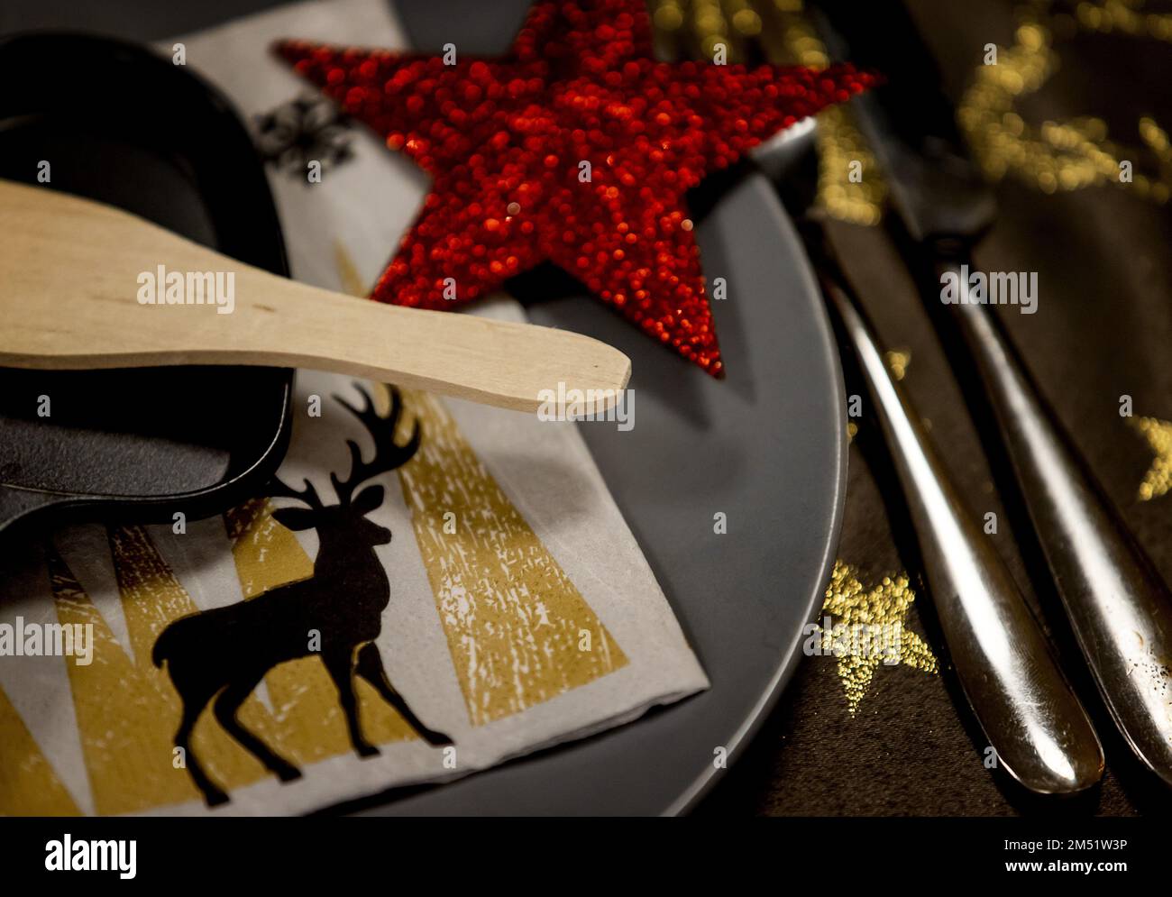 ILLUSTRATION - Un set gastronomique sur une table pour Noël. Malgré l ...