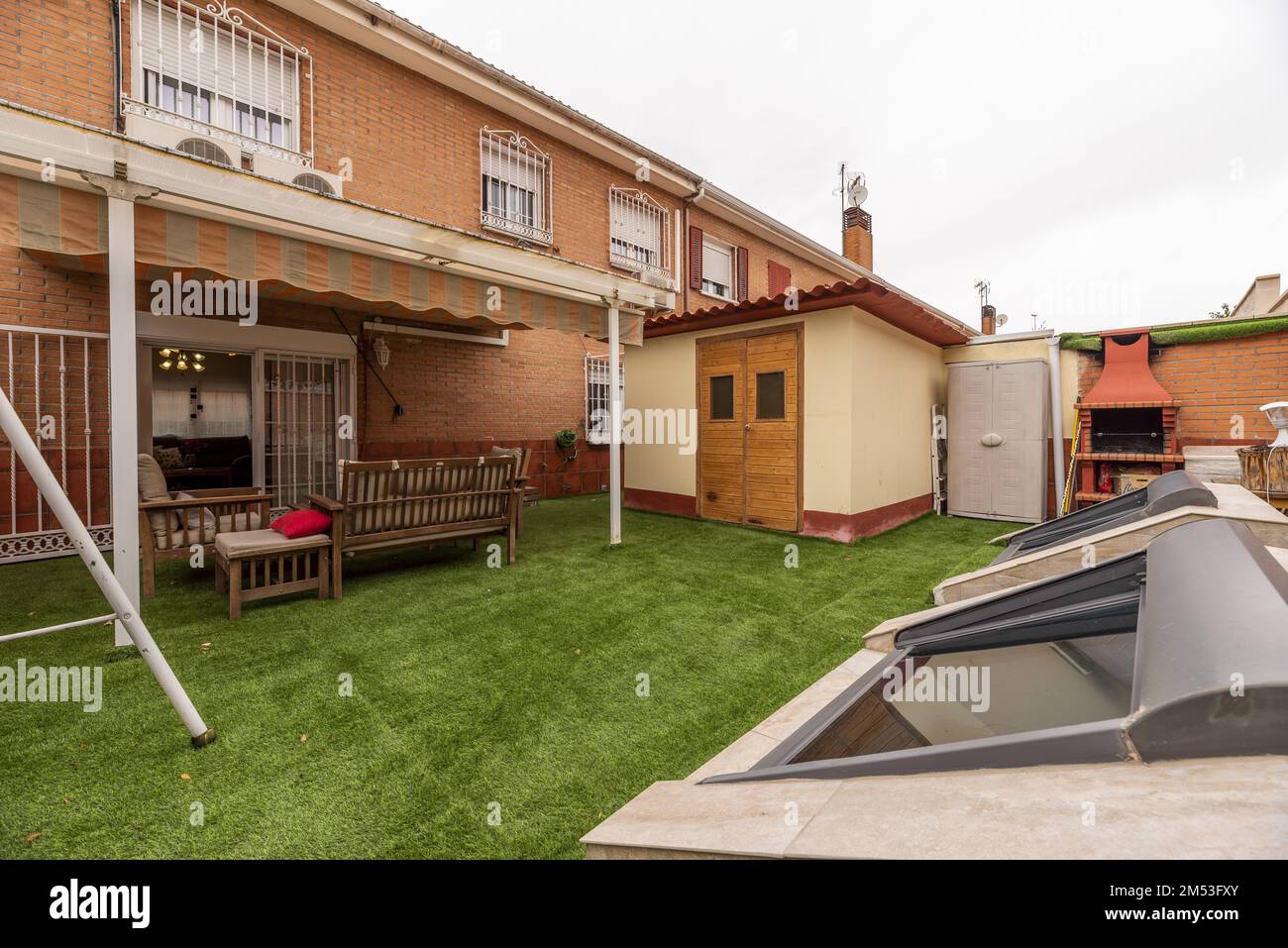 Terrasse arrière d'une maison unifamiliale avec une véranda avec ...