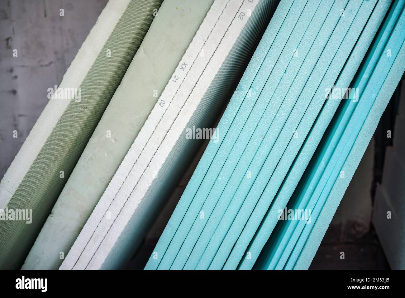 Panneaux isolants en mousse de polystyrène prêts à être installés lors ...