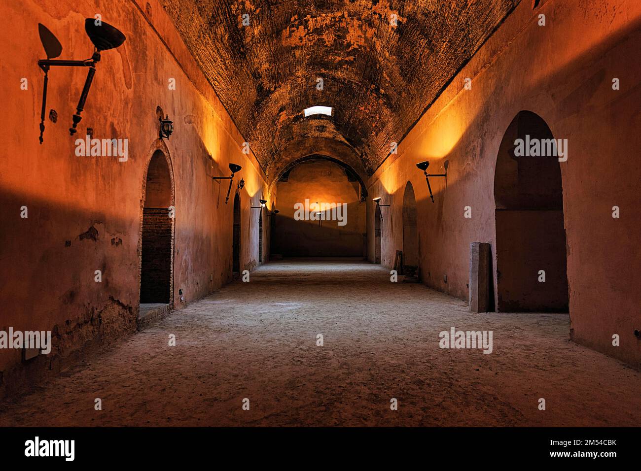 Ancien entrepôt, immense granary illuminée, sans fenêtre, complexe du ...