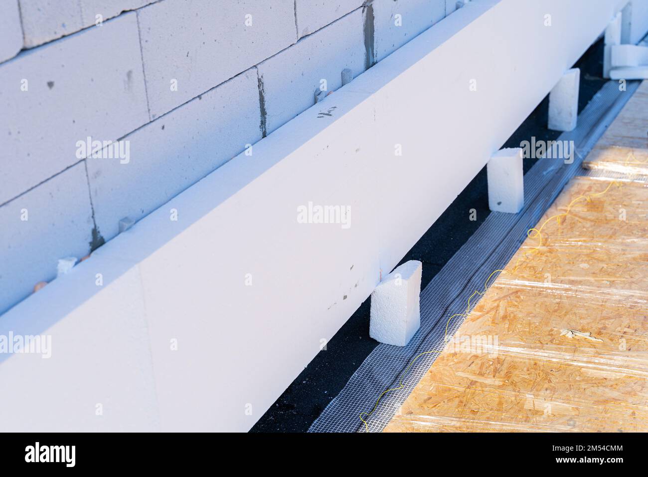 Le processus d'isolation en mousse de la façade d'une maison en briques ...