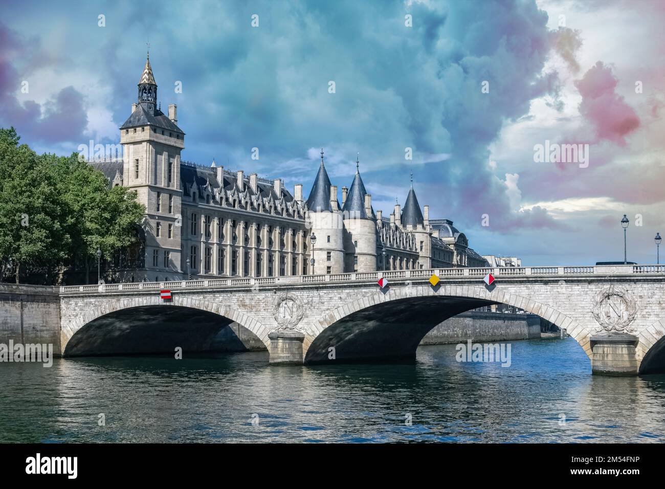 Paris, le pont au change, et la conciergerie sur l'ile de la Cité, sur la Seine Photo Stock - Alamy