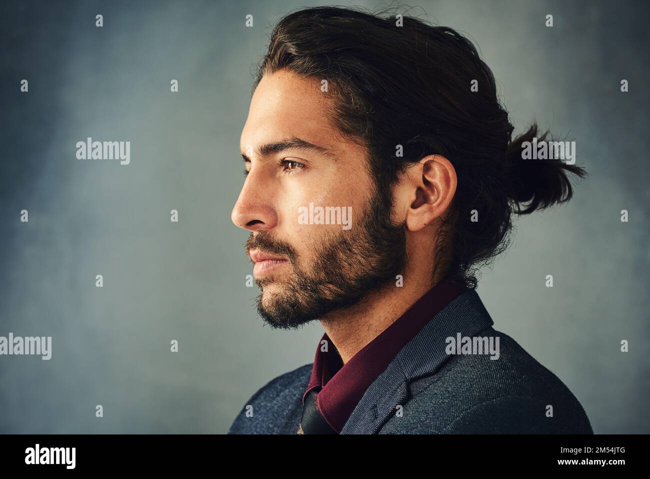 Homme aux cheveux queue de cheval Banque de photographies et d’images à ...