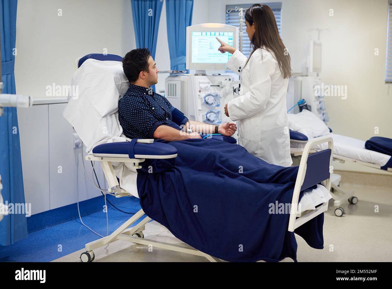 Dépistage de sa patiente. un médecin vérifiant la tension artérielle d ...