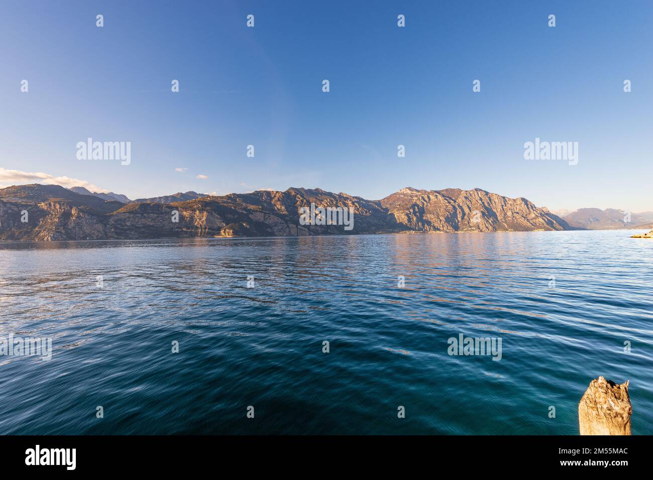 Lac de Garde (Lago di Garda) et Alpes italiennes vue du petit village ...
