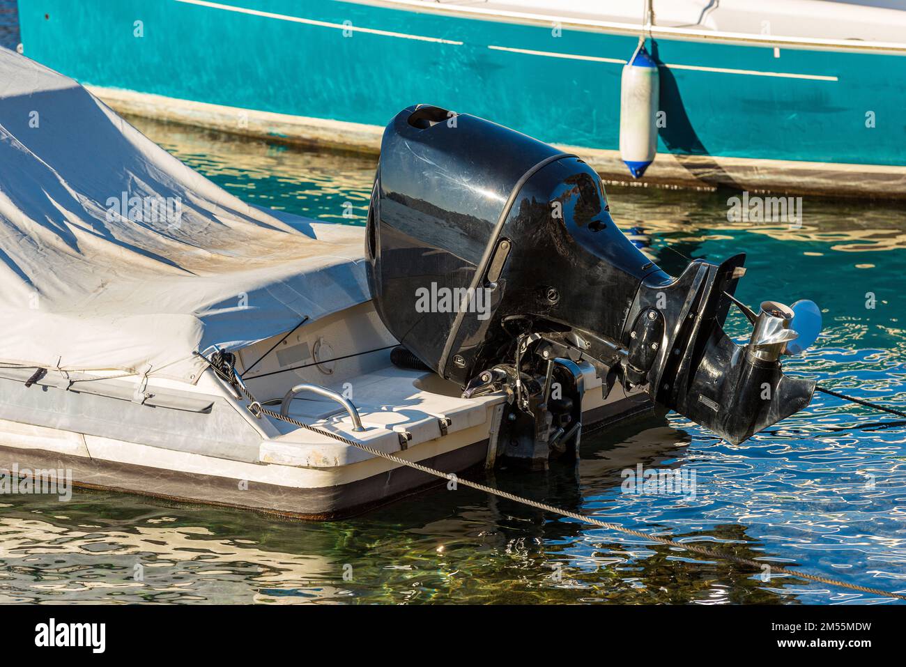 Gros plan d'un moteur de bateau extérieur noir (moteur et hélice ...