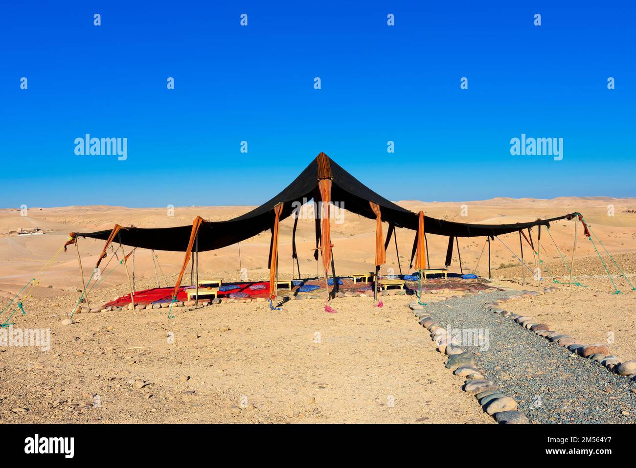 Tente berbère dans le désert d'agafay, au Maroc Photo Stock - Alamy