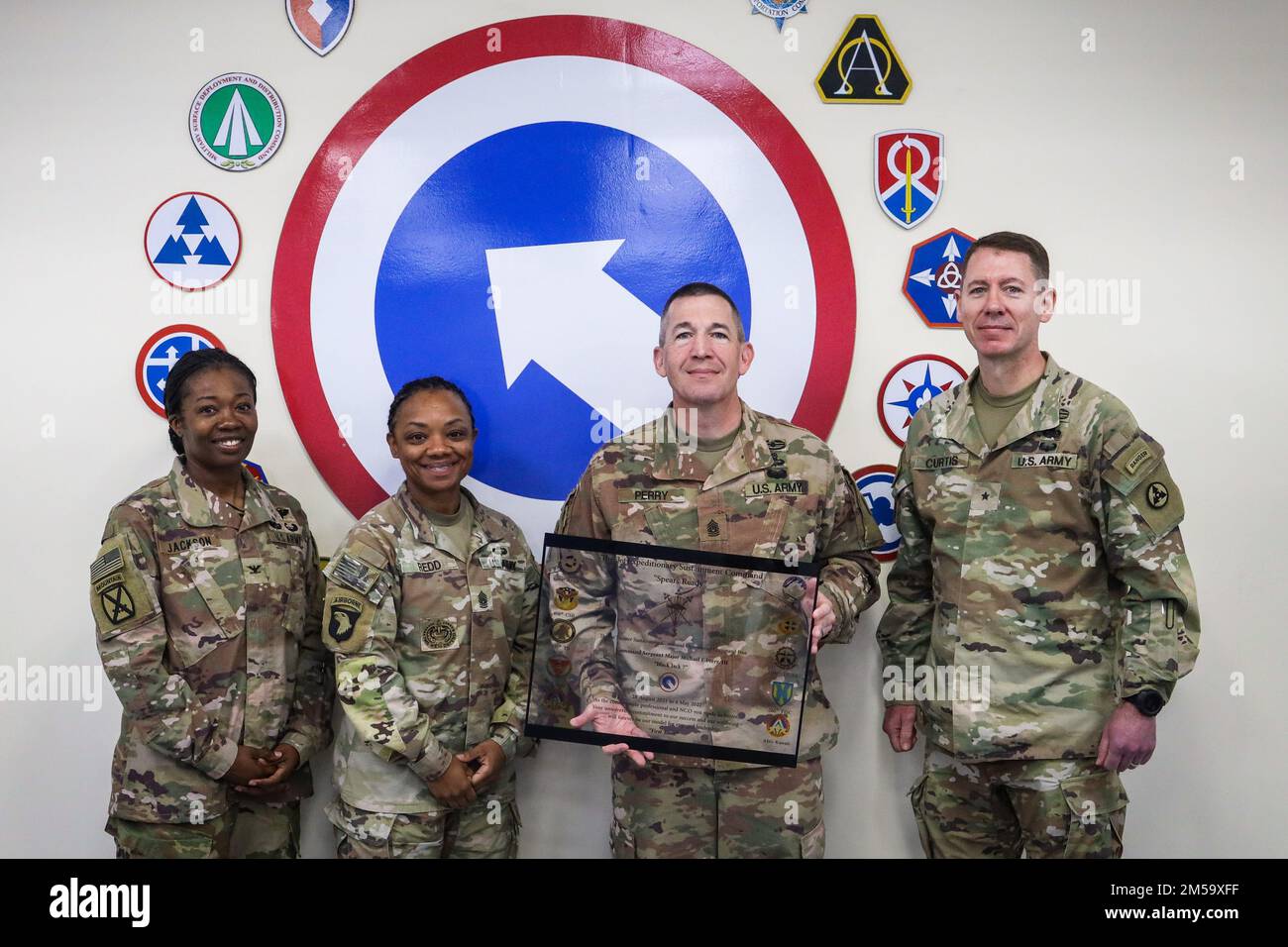 Le sergent de commandement Michael M. Perry III, le conseiller principal du Commandement du ...