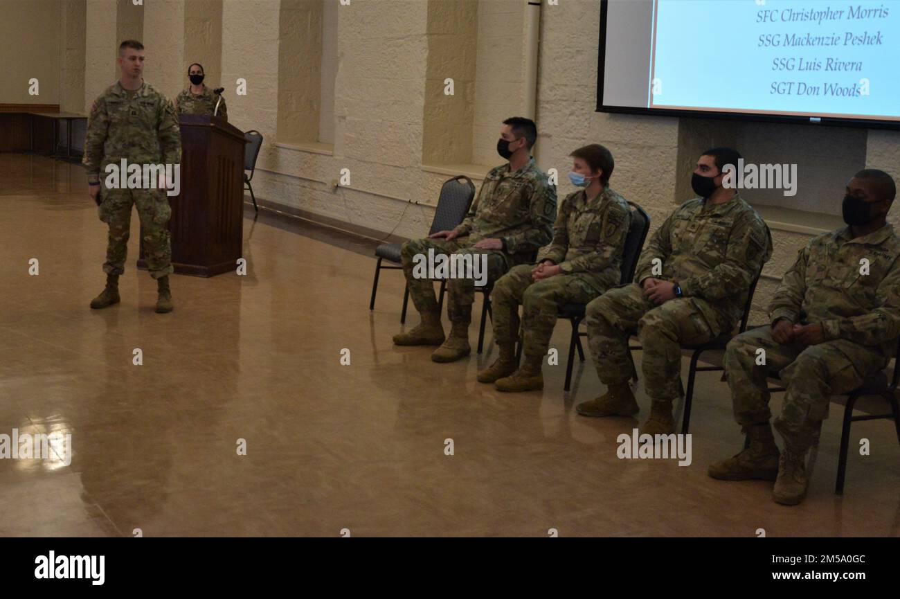 Le capitaine Cameron Worley parle à son équipe de soldats déployés. Une ...