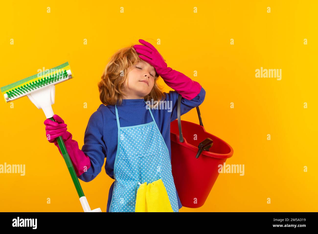 Enfant qui se lave le visage Banque de photographies et d’images à ...