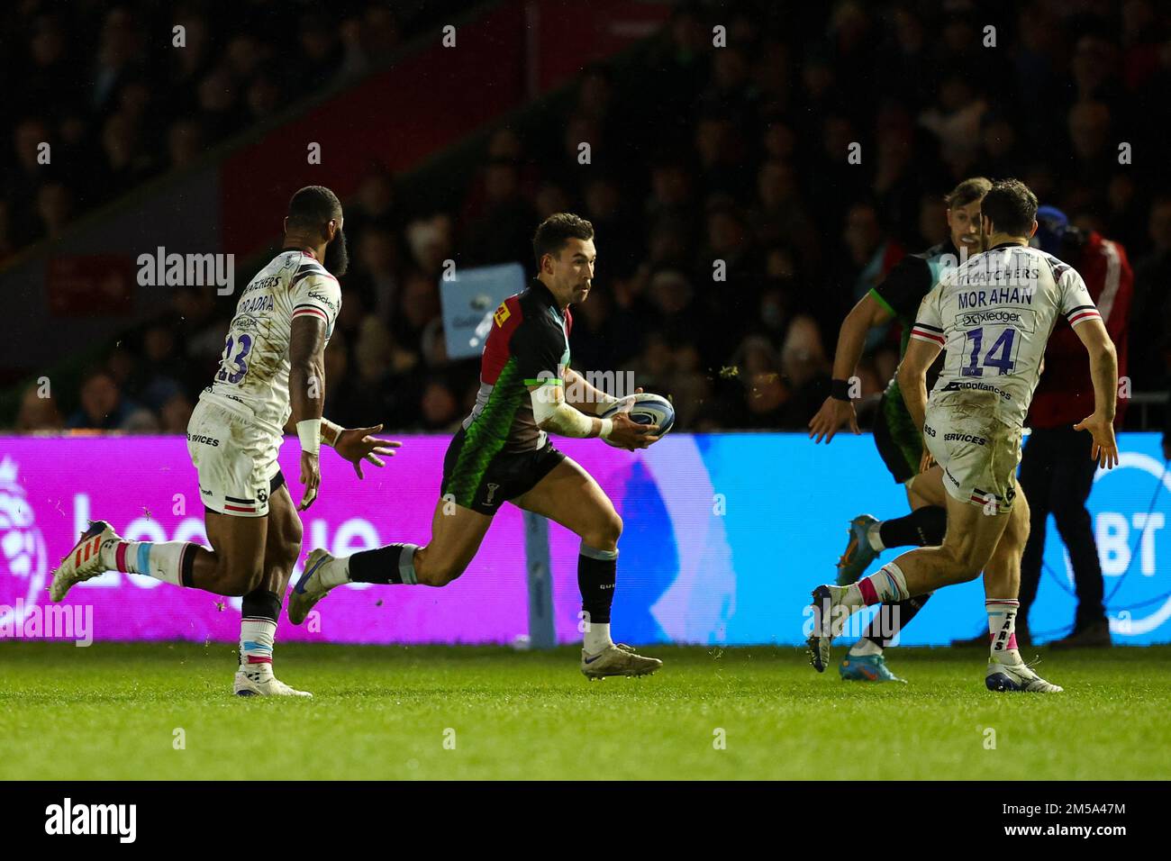 Nick David de Harlequins court avec le ballon pendant le match de la ...