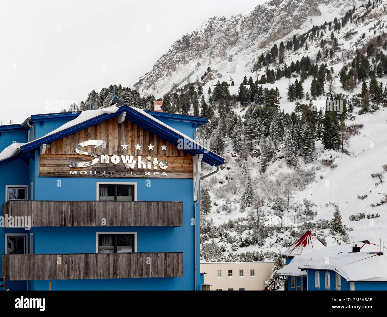 Hôtel spa SnowWhite Mountain situé dans la neige. Les montagnes et les ...