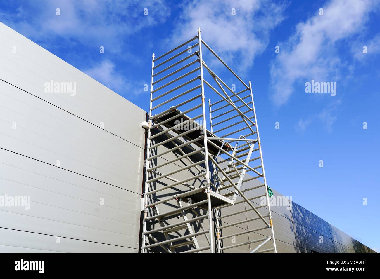 Échafaudage multiniveau tubulaire en métal moderne à côté de la façade ...