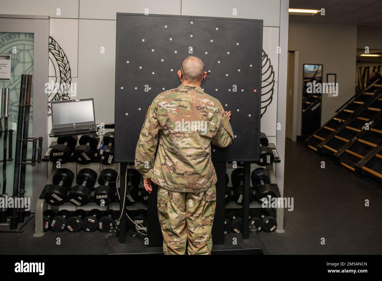 ÉTATS-UNIS Le Sgt. Chef de la Force aérienne, James P. Seballes ...