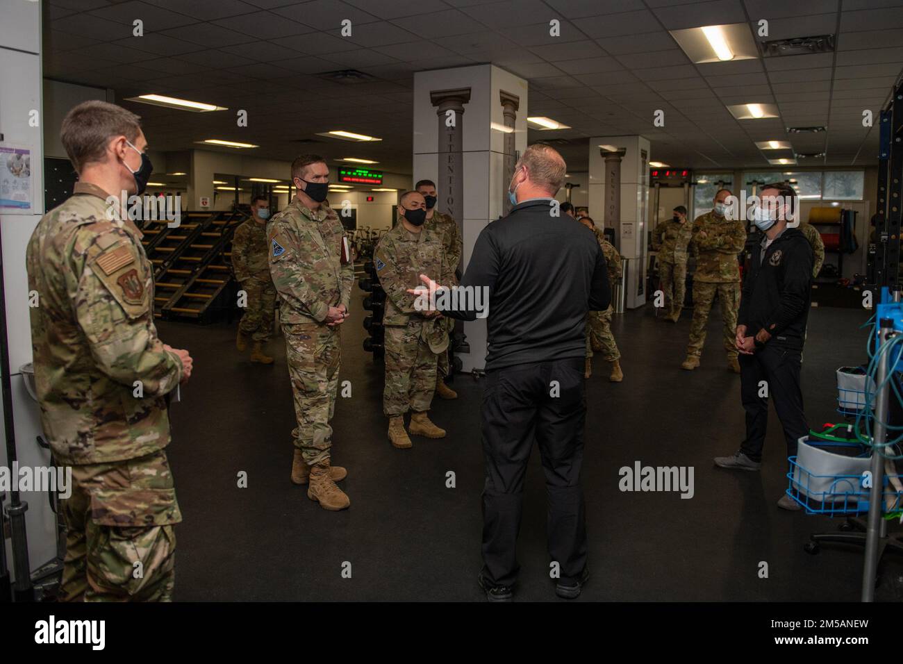 Joe Kirkman (au centre), Special Warfare Training Wing, physiothérapeute, présente le processus ...