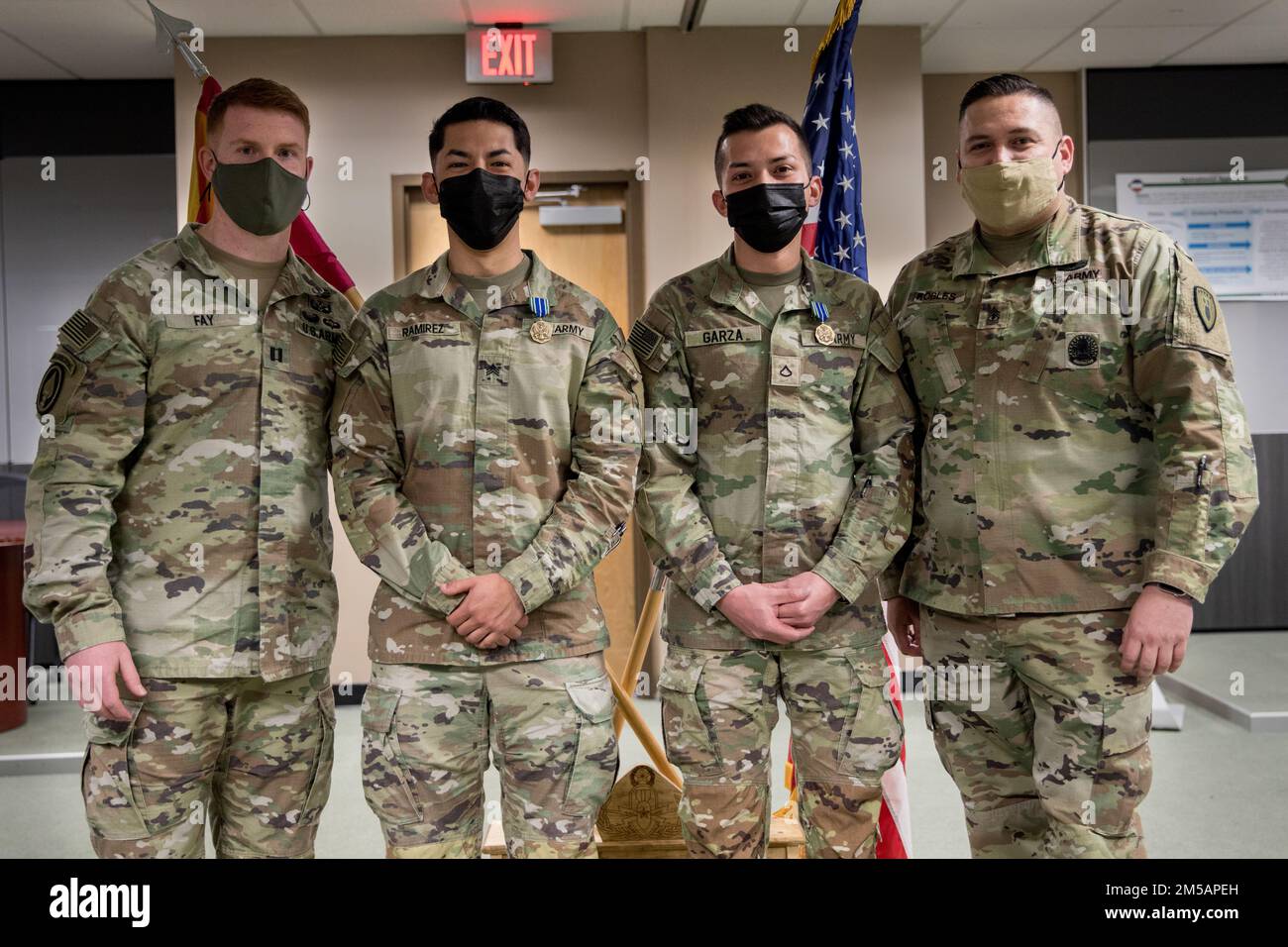ÉTATS-UNIS La Garza romaine de classe 1st du soldat de l'armée reçoit ...