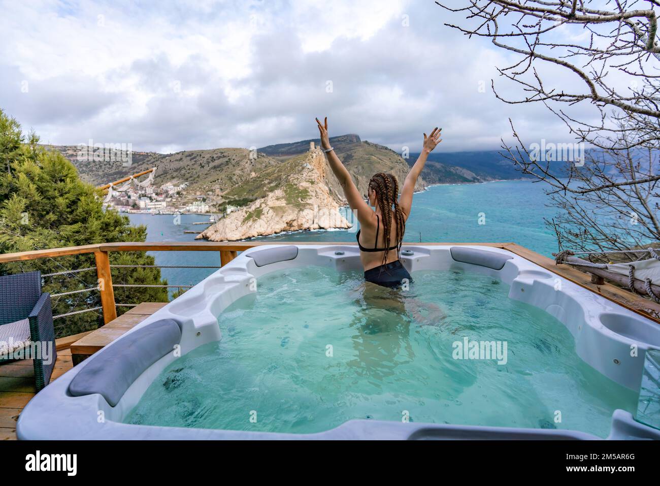 La piscine vue mer avec jacuzzi Banque de photographies et d’images à haute résolution - Alamy