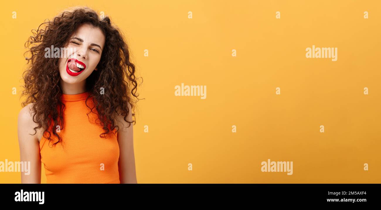 Portrait d'une jeune fille caucasienne à l'allure entraînante et ...