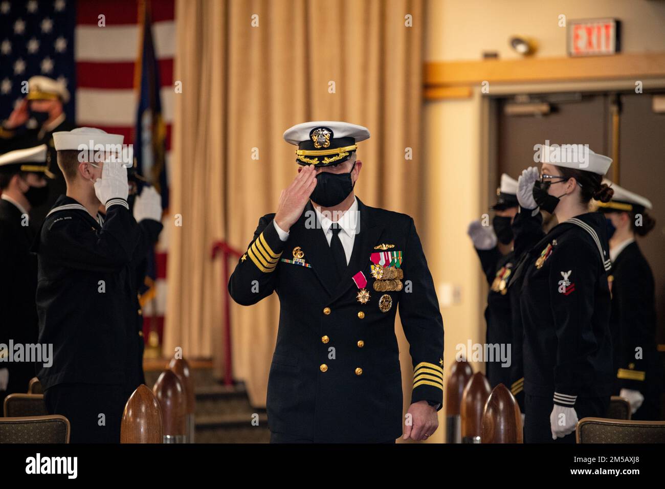 Le capitaine Brian G. Freck, commandant sortant de l'équipage bleu du ...
