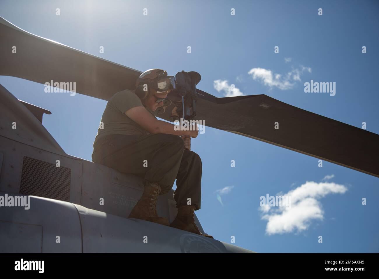 ÉTATS-UNIS Le Cpl. Hunter Weldon, mécanicien d'aéronefs de l'Escadron d ...