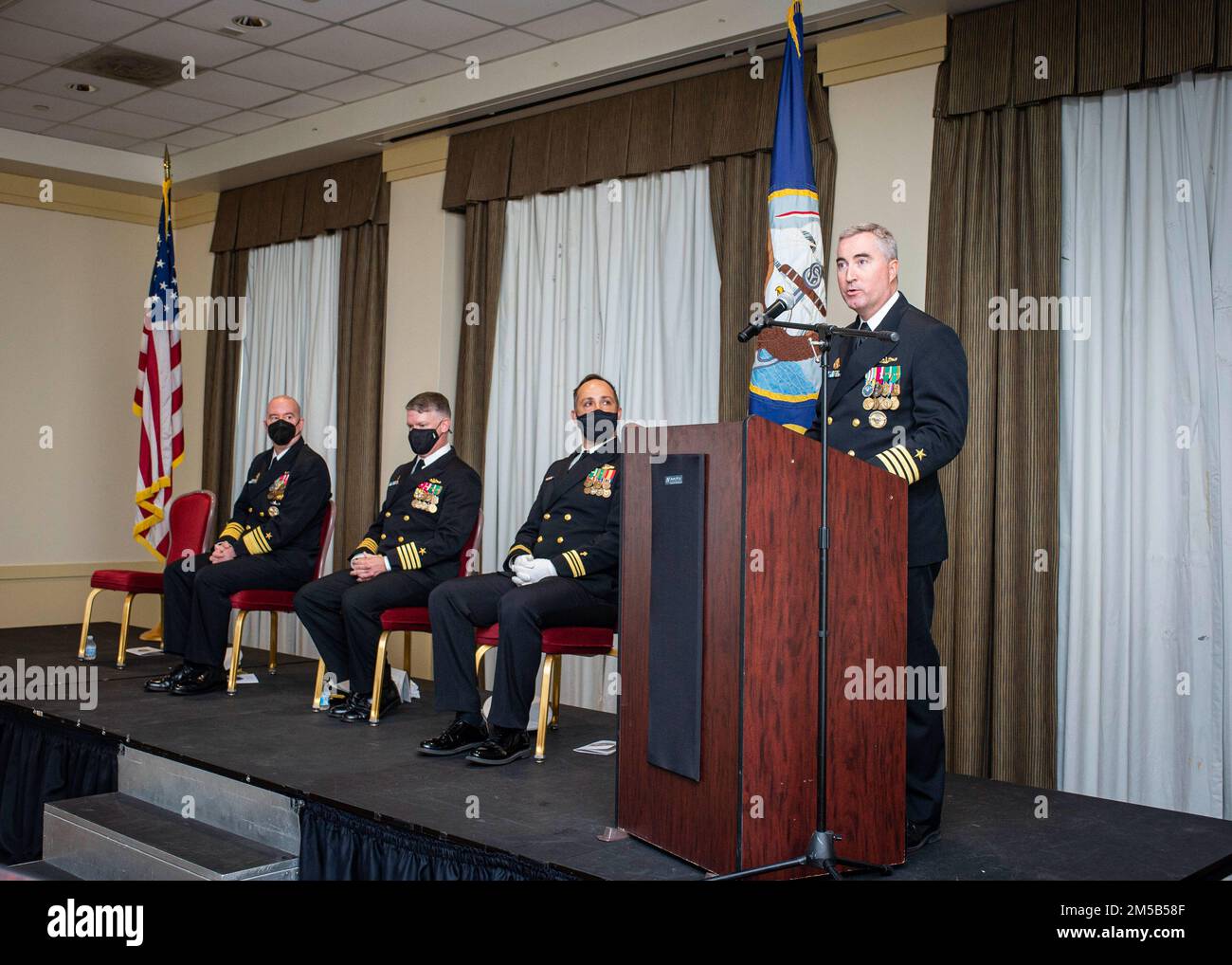 Le Capt Brian Hogan, commodore, Escadron sous-marin (COMSUBRON) Eight ...
