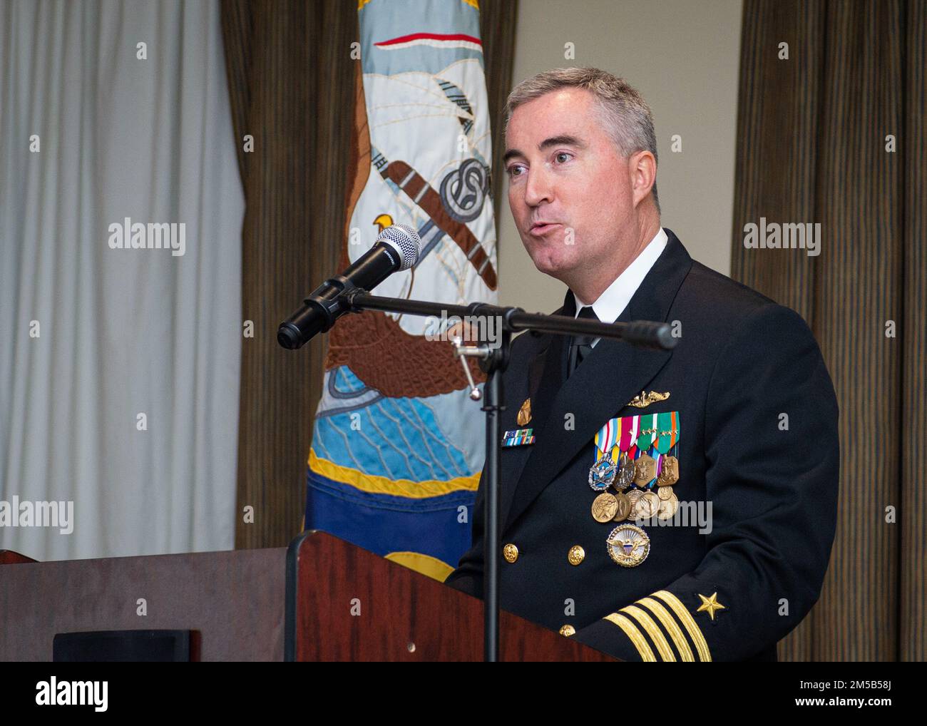 Le Capt Brian Hogan, commodore, Escadron sous-marin (COMSUBRON) Eight ...