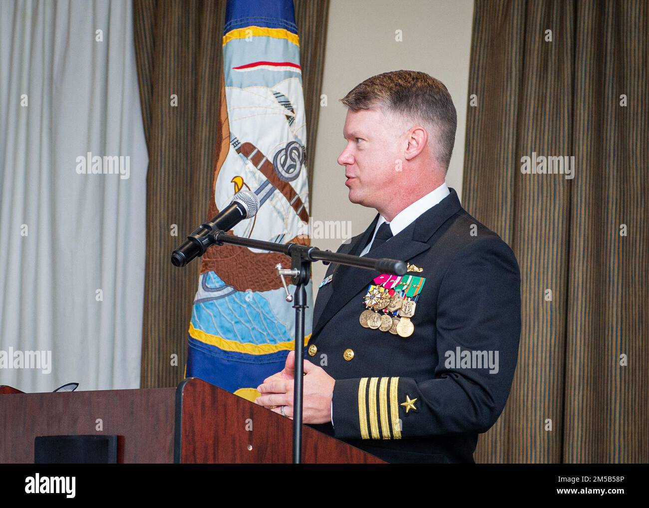 Le capitaine Jason Pittman, commodore, Escadron sous-marin (COMSUBRON ...