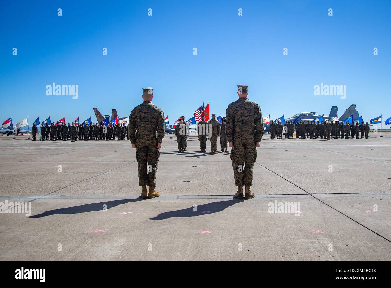 ÉTATS-UNIS Corps maritime Col. Nathan M. Miller, à droite, commandant ...