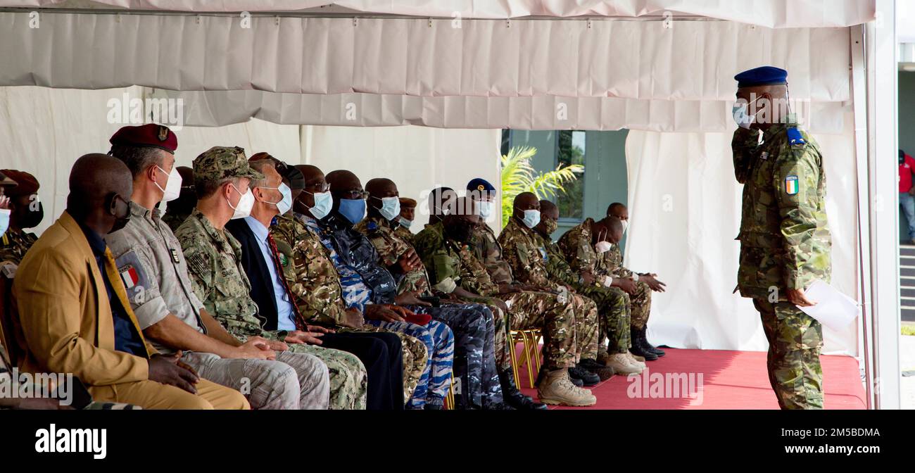 Le général Allah Kouamé Joseph, commandant de l'AILCT, salue le général ...