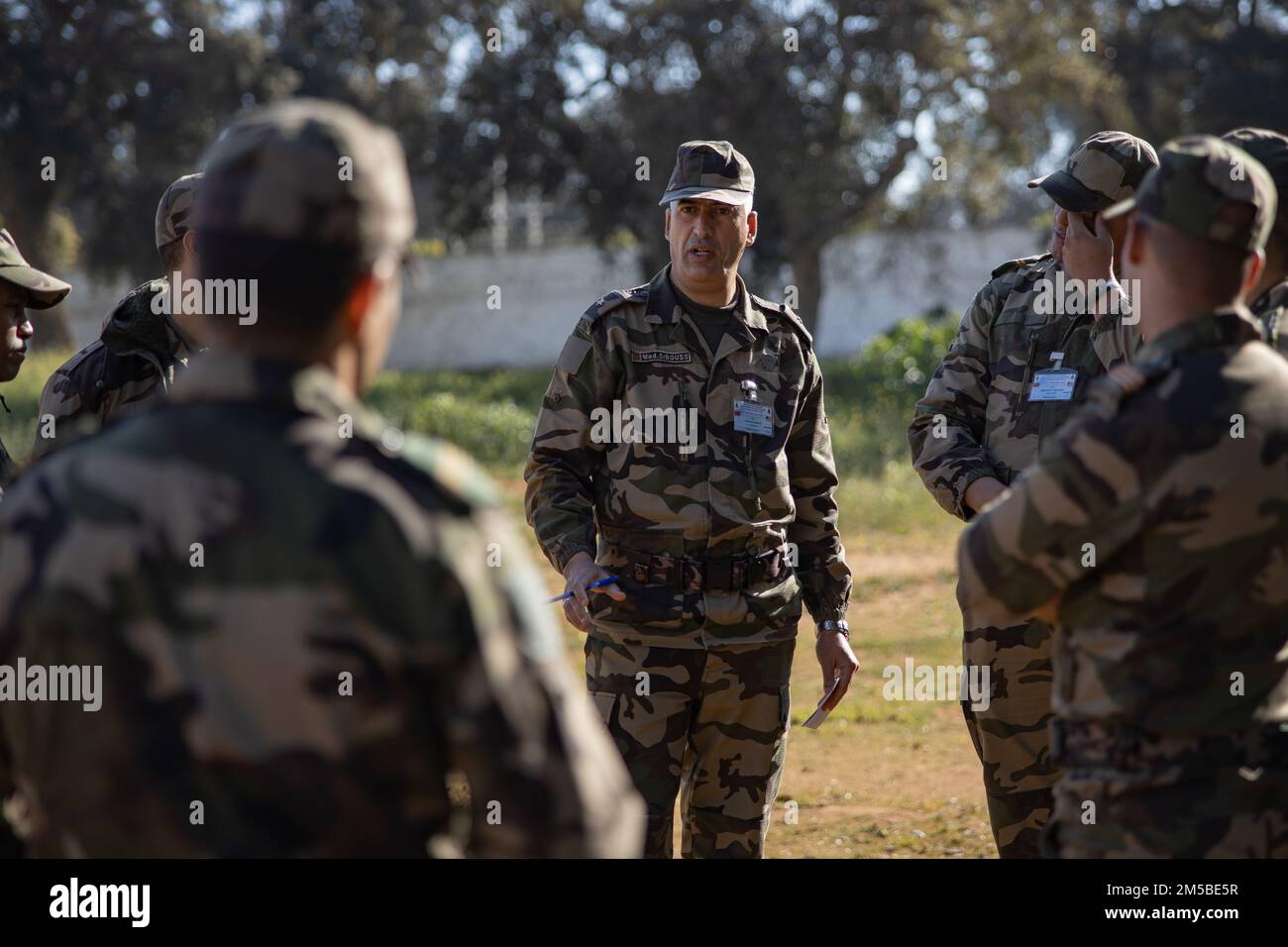 Un soldat des Forces armées royales marocaines (FAR) explique un ...