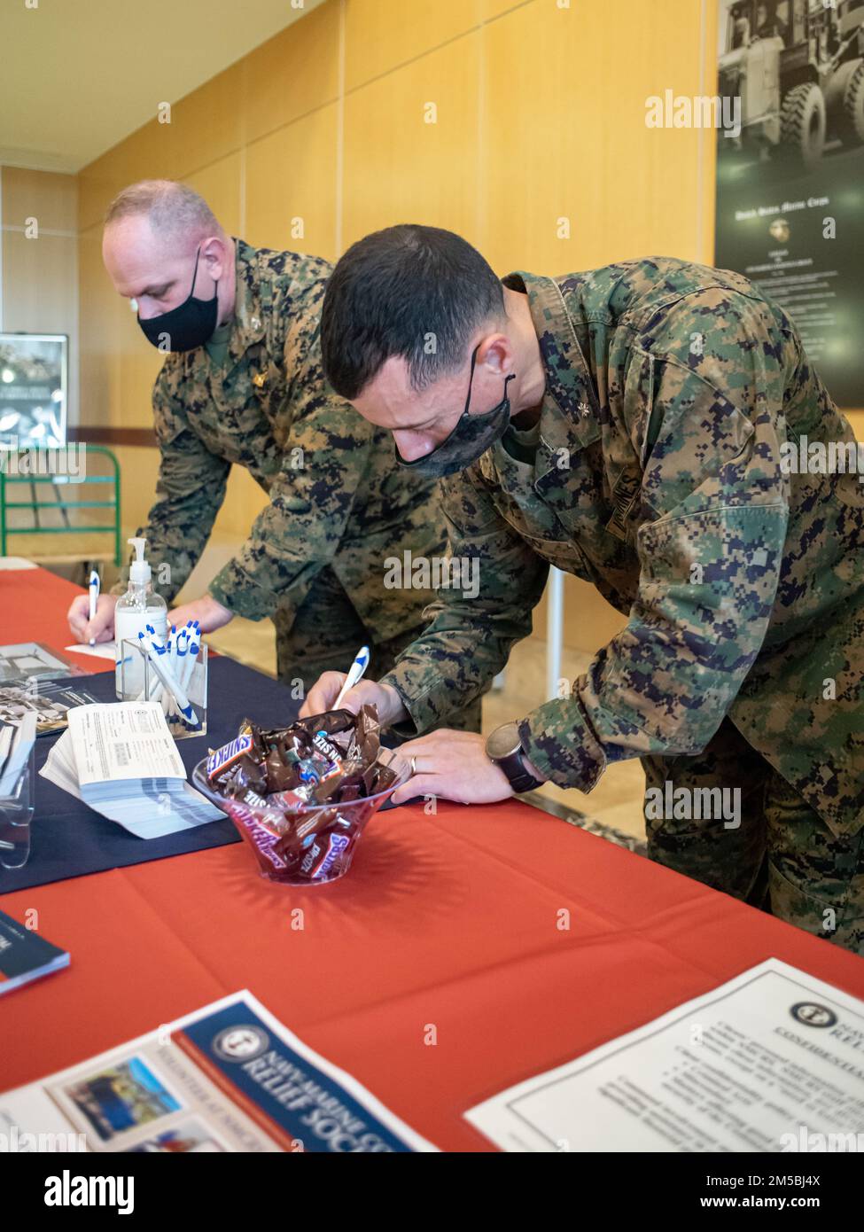 Le colonel Burns, Eric, à gauche, commandant du Bataillon de quartier ...