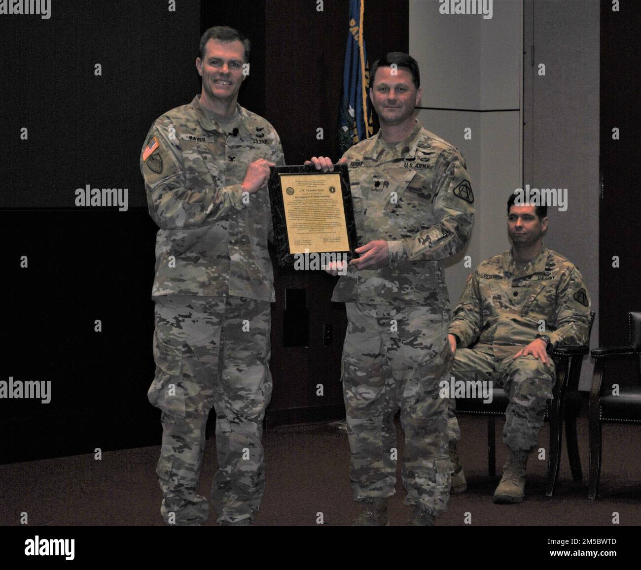 Le colonel Jay Maher (à gauche), gestionnaire de projet pour les ...