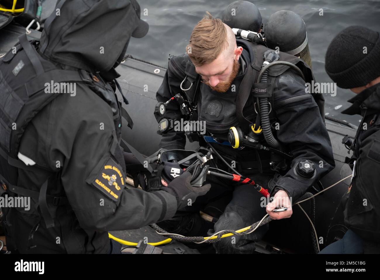 Le marin de première classe Aaron Speare se prépare à plonger au cours ...