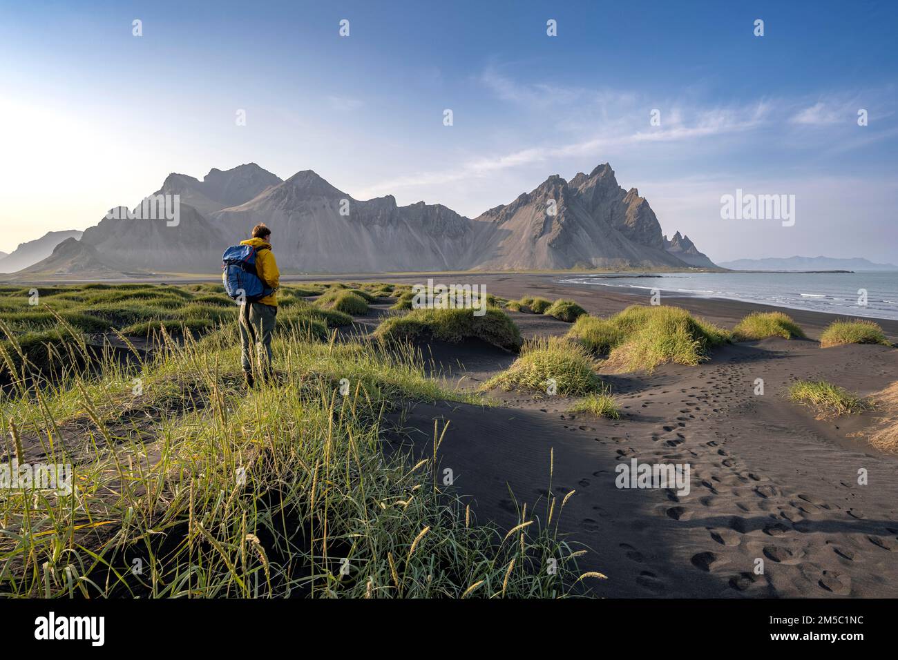 Tourisme sur une dune de sable, plage noire avec sable volcanique ...