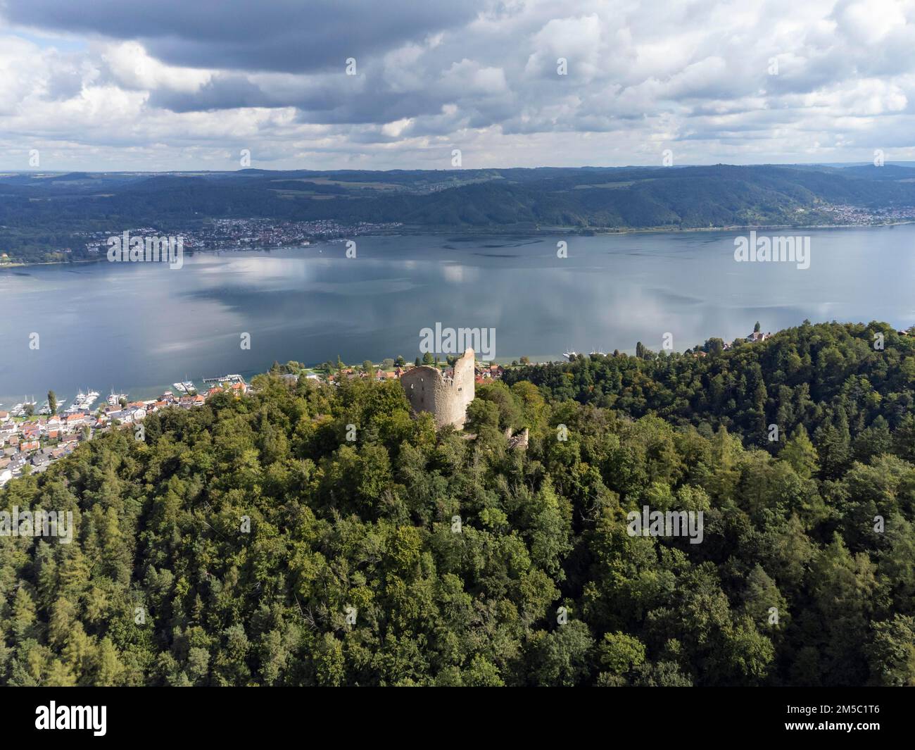 Vue aérienne du lac de Constance avec les ruines d'Altbodman avec le ...