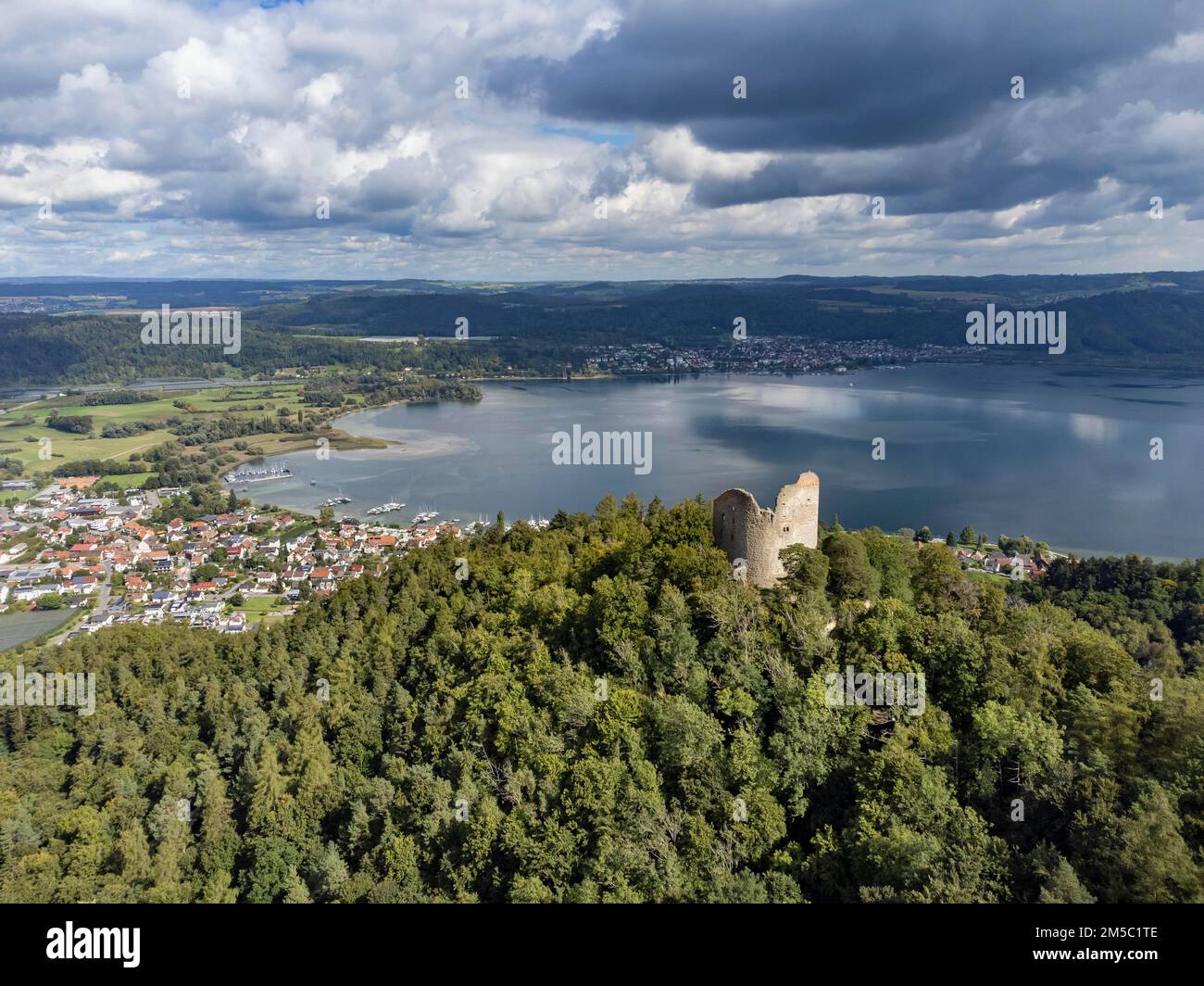 Vue aérienne du lac de Constance avec les ruines d'Altbodman avec le ...