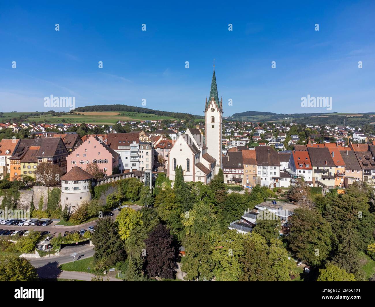 Vue aérienne de la ville d'Engen avec l'église de l'Assomption de la ...