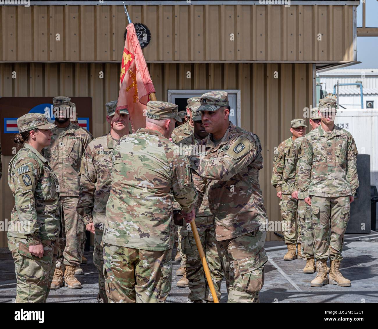 ÉTATS-UNIS Le capitaine de l'armée Michael Carrion passe le guide de l ...