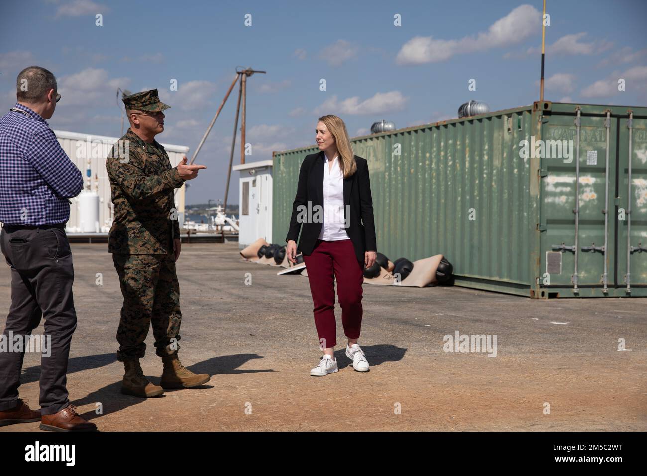 L'honorable Meredith A. Berger, sous-secrétaire de la Marine, reçoit ...
