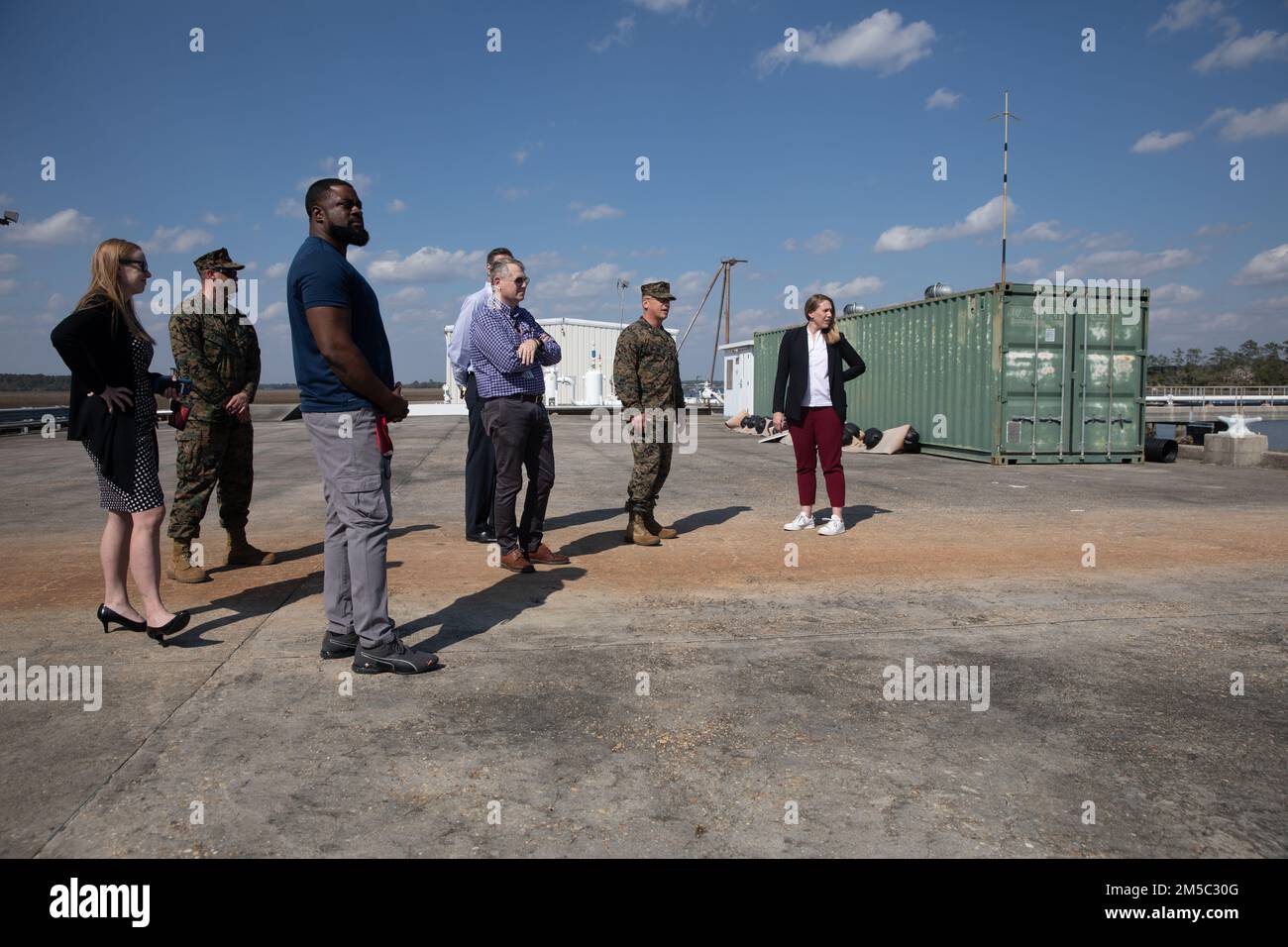 L'honorable Meredith A. Berger, sous-secrétaire de la Marine, fait le ...