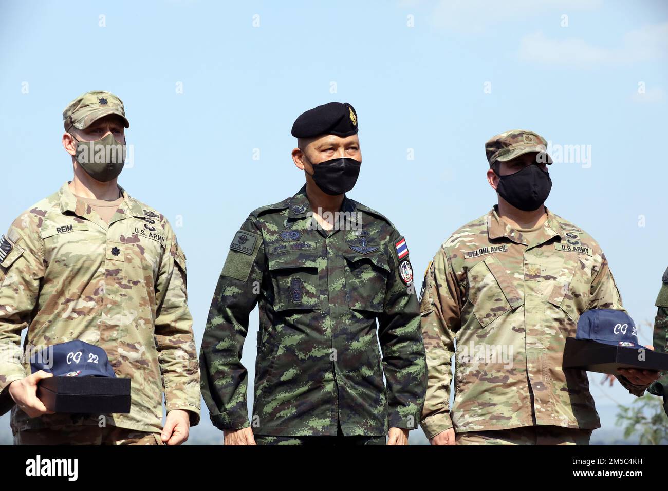 ÉTATS-UNIS Le lieutenant-colonel Duke Reim (à gauche), général Supachok ...