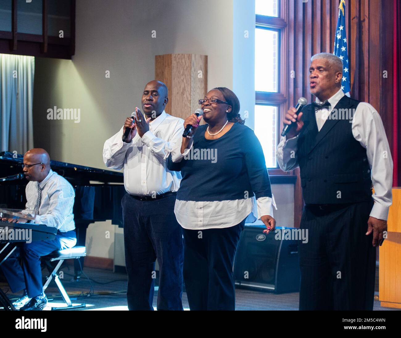 Vincent Nelson (à gauche), Del Gillespie et Carl Scott chantent un ...