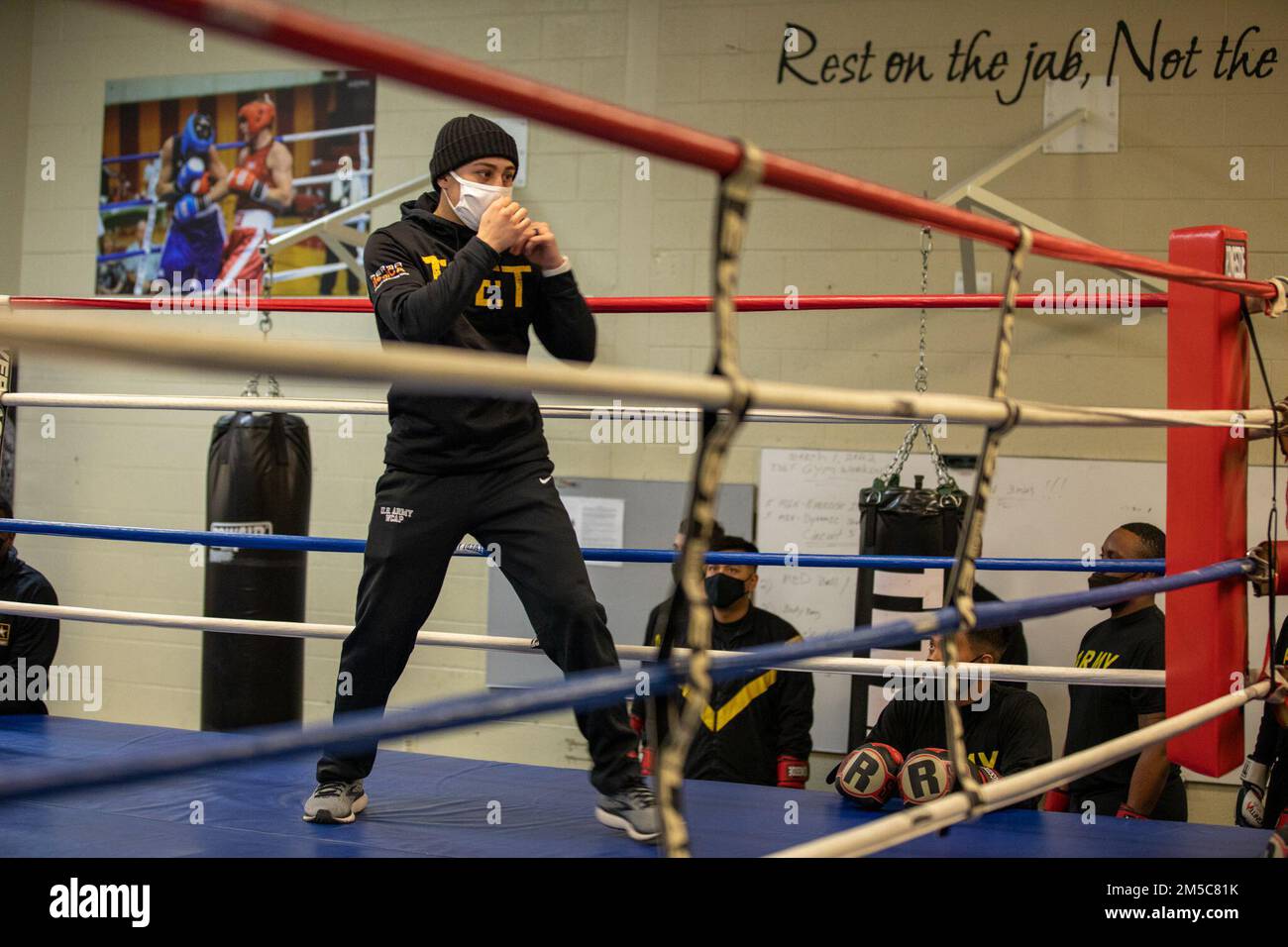 Jeremiah Perales, un athlète de soldat de boxe affecté à la PACC ...