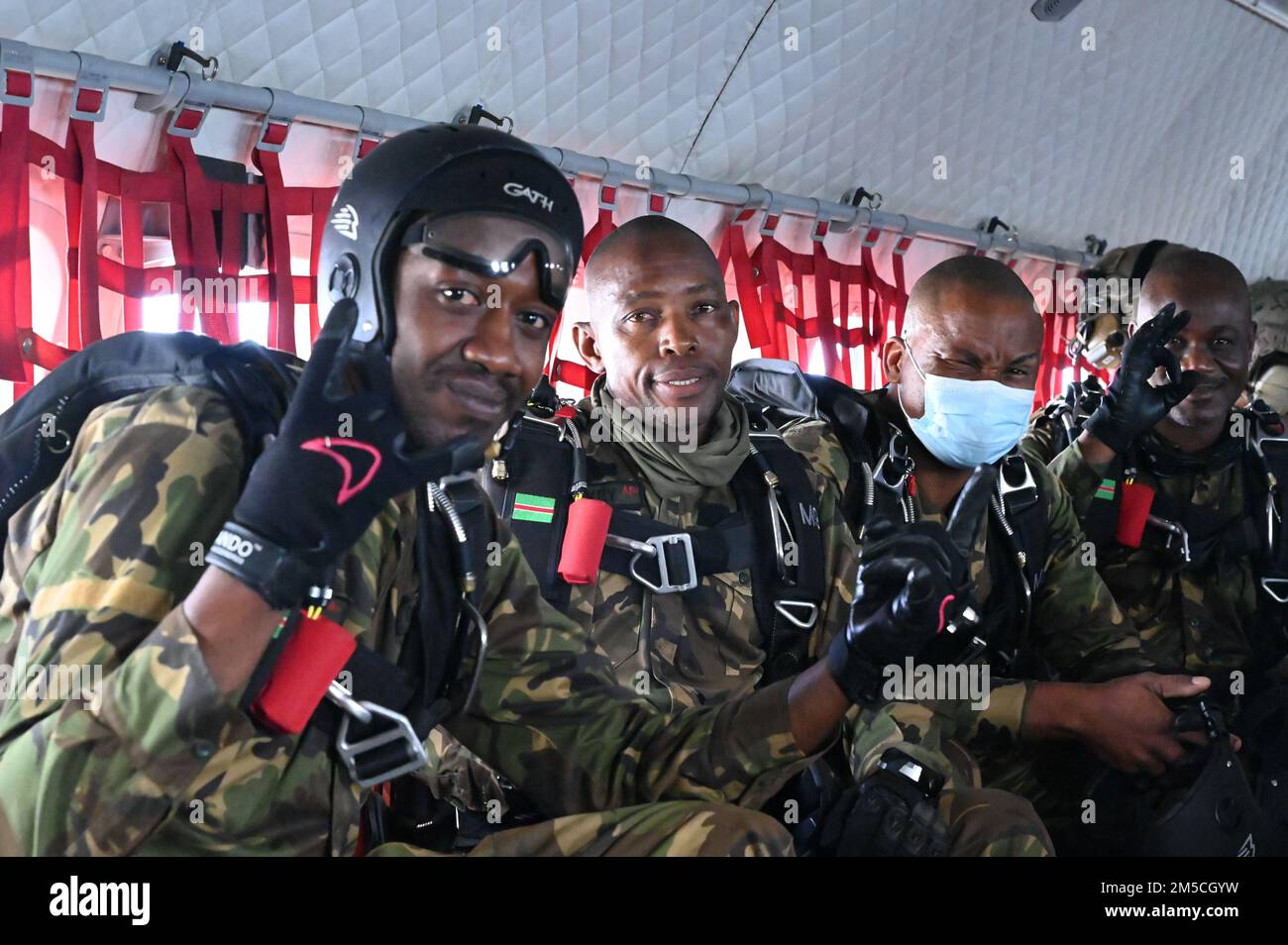 Les soldats de la Force de défense du Botswana prennent un moment avant ...