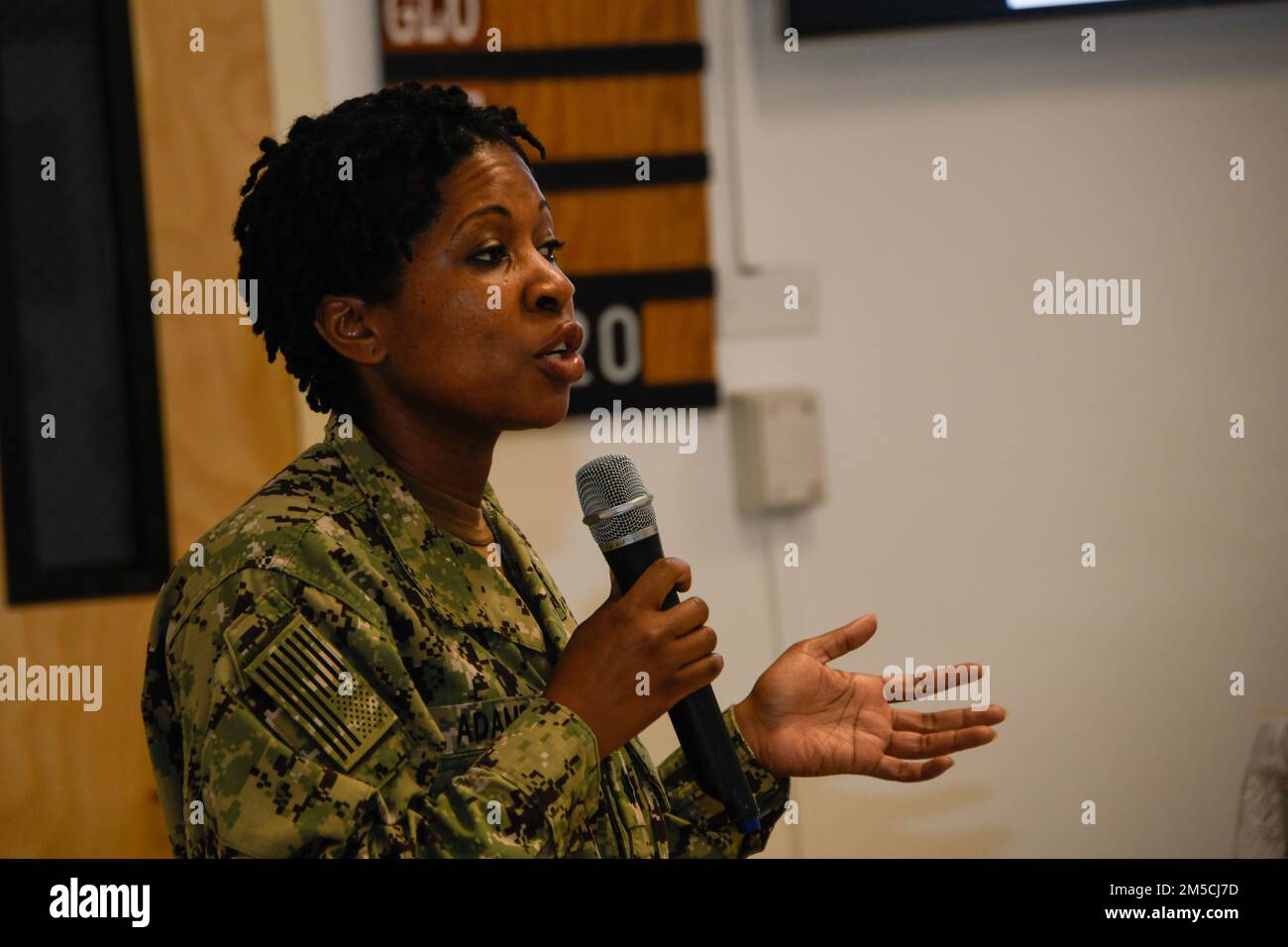 ÉTATS-UNIS Bleu marine Nehkonti Adams, directeur adjoint du Centre de ...