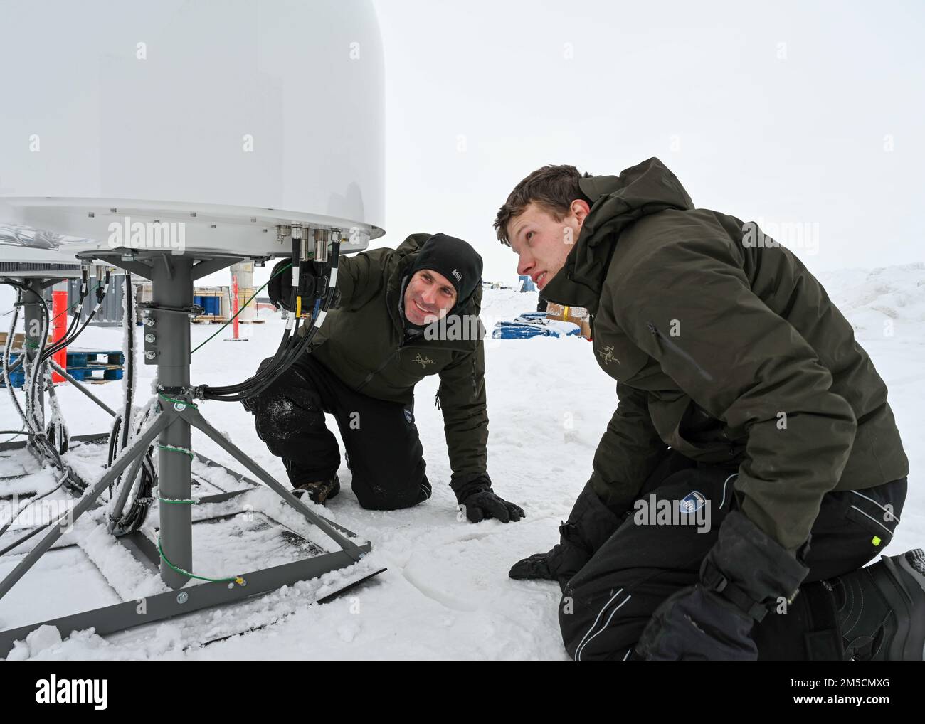 220302-N-JO245-1064 PRUDHOE BAY (Alaska) (2 mars 2022) – Bruce Billian (à gauche) un ...