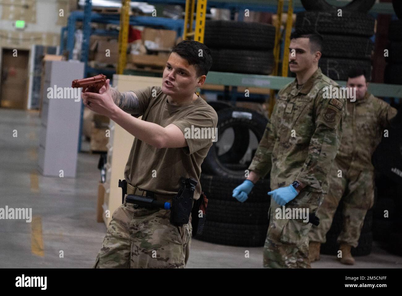 ÉTATS-UNIS Christopher Ricks, un contrôleur d'entrée de l'installation ...