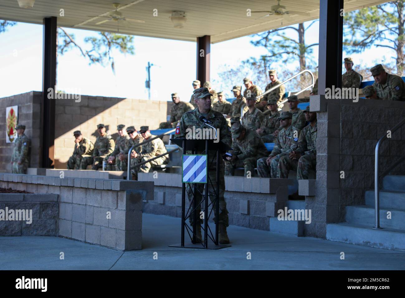 Le lieutenant-colonel Brian Montgomery, commandant entrant du 3rd ...